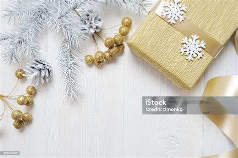 이랑 크리스마스 선물 골드 활과 트리 콘 Flatlay는 백색 배경에 나무 텍스트에 대 한 장소 0명에 대한 스톡 사진 및 기타 이미지 Istock
