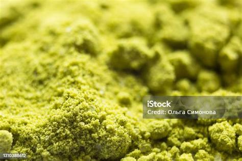 그린 파우더 일본 말차 클로즈업 분말은 코코넛 밀크의 흰색 과립의 혼합물을 포함합니다 마른 형태의 말차 라떼 배경 텍스처 마카차에 대한 스톡 사진 및 기타 이미지 Istock