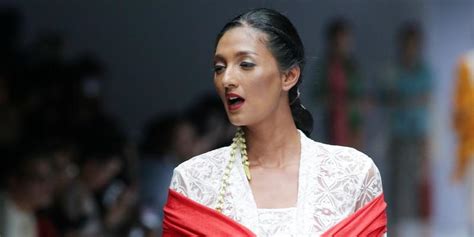 5 Cara Praktis Tiruskan Pipi Saat Difoto