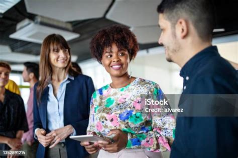 사무실에서 캐주얼 한 대화를 나누는 다민족 남성과 여성 사무실에 대한 스톡 사진 및 기타 이미지 사무실 Staff Meeting 기업 문화 Istock
