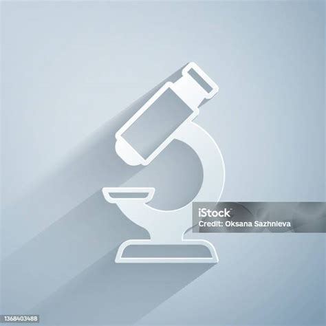 회색 배경에 격리 된 용지 절단 현미경 아이콘 화학 제약 기기 미생물학 확대 도구 종이 아트 스타일 벡터 3차원 형태에 대한