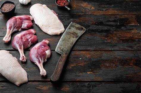 오래된 정육점 칼로 생 거위 고기 컷 오래된 어두운 나무 테이블 배경에 카피 공간과 텍스트 공간 0명에 대한 스톡 사진 및 기타 이미지 Istock