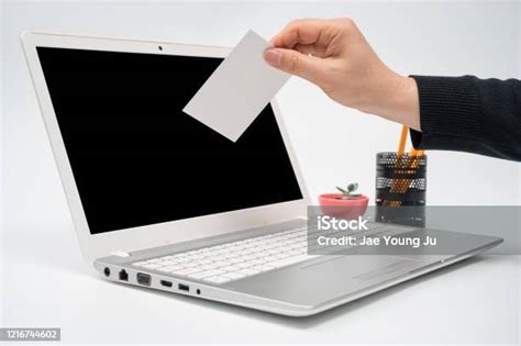 컴퓨터 모니터쪽으로 투표용지를 손에 들고 있는 남자와 온라인 투표 개념 Referendum에 대한 스톡 사진 및 기타 이미지 Referendum 개념 결정 Istock