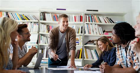 회의에서 브레인스토밍과 아이디어에 대해 논의하는 비즈니스 사람들 친구들 사진 Unsplash의 아이디어 이미지