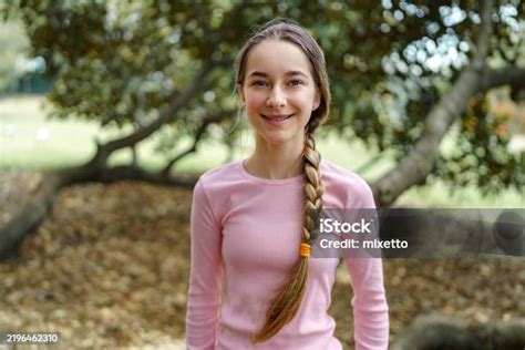 공공 공원에서 야외에서 하루를 즐기면서 카메라를 향해 포즈를 취하는 웃는 소녀 12 13세에 대한 스톡 사진 및 기타 이미지 12 13세 가을 공원 Istock