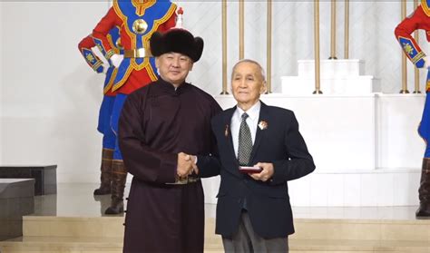 Төрийн шагналт Р Барсболдод Хөдөлмөрийн баатар цол хүртээлээ