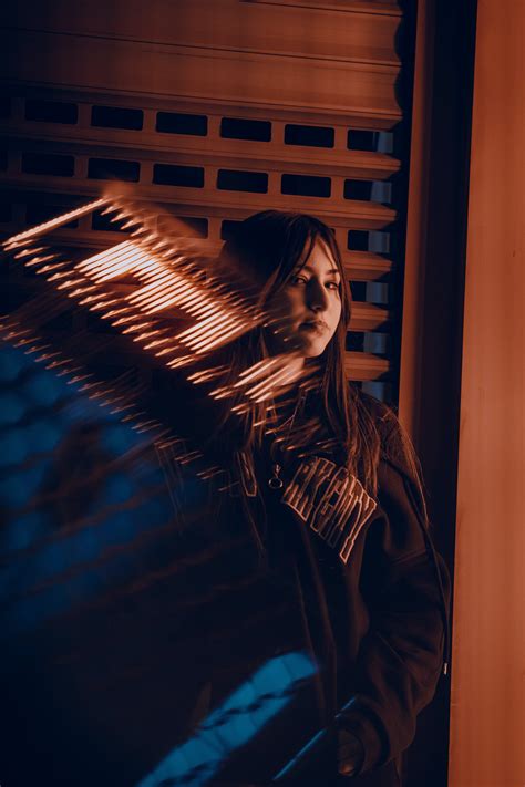 무료 이미지 여자 플래시 사진 Tints And Shades 미술 강청색 목재 어둠 열 금속 음악가 안경