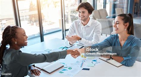사업가 악수 및 협력 회의에서 거래 또는 합의 B2b 회사 사무실에서 고객과 함께 파트너십 팀워크 또는 협업에 감사하고 악수합니다 고객에 대한 스톡 사진 및 기타 이미지