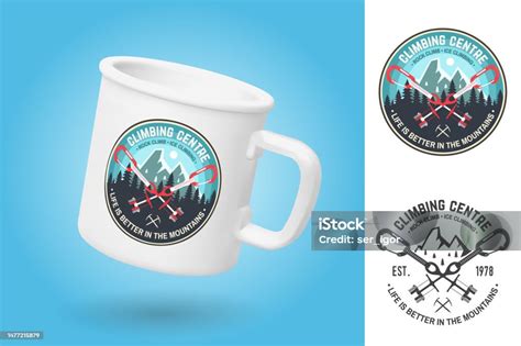 흰색 캠핑 컵 샘플 디자인이 있는 현실적인 머그 모형 템플릿입니다 클라이밍 클럽 배지 벡터 카라비너 클라이밍 캠 헥스 및 산 실루엣이 있는 빈티지 타이포그래피 디자인 극한의