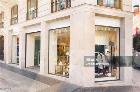 자신의 브랜딩을 위한 패션 의류 매장 정면 외관 및 창문 모형 상점에 대한 스톡 사진 및 기타 이미지 상점 소매 소비자주의 야외 Istock