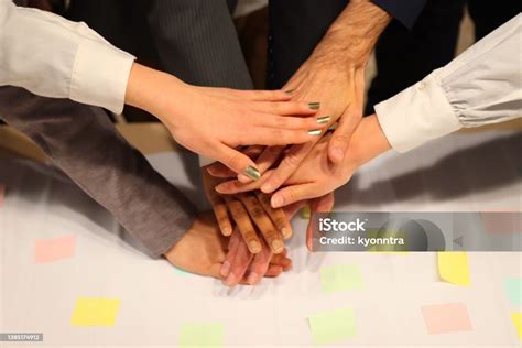 스티커 노트를 사용하여 의견을 제기하는 다양한 그룹의 좁은 관점 20 24세에 대한 스톡 사진 및 기타 이미지 20 24세 25 29세 30 34세 Istock