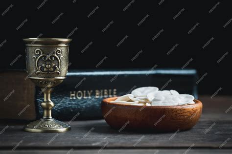 성찬의 개념 또는 기독교의 성찬식 성찬은 제자들과의 최후의 만찬 중에 예수께서 제정하신 성례전입니다 빵과 포도주는 기독교인의