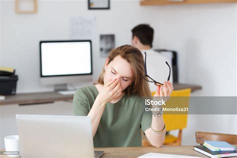 바쁜 노트북을 통해 잘생긴 금발의 쾌활 한 젊은 성공 재능 관리자 작업 프로젝트 백색 사무실에 앉아 있다 스마트폰 통해 배경