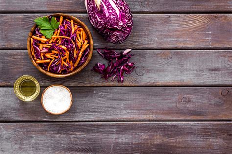 텍스트 공간 위의 나무 부엌 테이블에 빨간 양배추와 건강한 채식 샐러드 건강한 생활방식에 대한 스톡 사진 및 기타 이미지 건강한 생활방식 건강한 식생활 날것 Istock