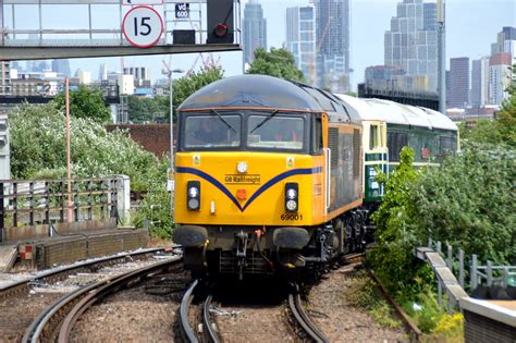 Class 69 At Clapham Junction 69001 And 69005 69001 Hauling Flickr