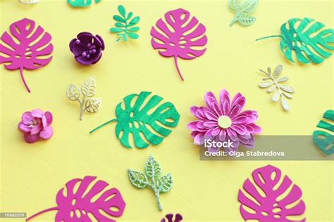 밝은 노란색 배경에 황금 색과 수제 인공 꽃의 몬스타 핑크와 녹색과 작은 잎의 종이 잎의 패턴 귀여운에 대한 스톡 사진 및 기타 이미지 Istock