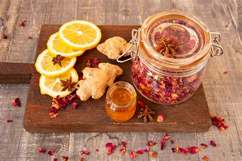 나무 배경에 마른 장미 꽃잎 꿀 향기로운 향신료가있는 항아리 0명에 대한 스톡 사진 및 기타 이미지 0명 감귤류 과일 감기와 독감 Istock