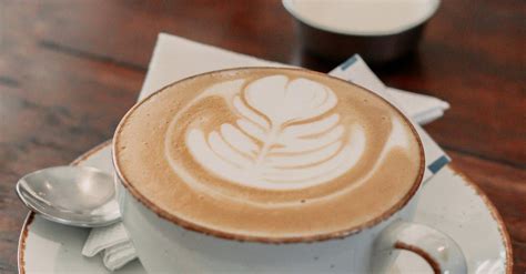 갓 양조 거품 거품 같은 거품 예술 데운 우유 따뜻한 음료 라떼 라떼 아트 러스틱 마키아토 모카 목조 테이블 미식가 바리스타 바리스타 기술