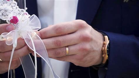 Close Up Von Männlicher Hand Mit Hochzeitsring Die Ein Funkelndes Champagnerglas Bei Der
