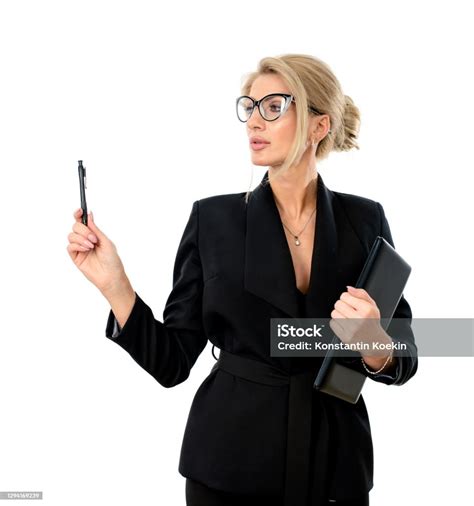 흰색 배경에 아름다운 성공적인 사업가는 개발 전략 사업 계획 성장 일정 가격 제안을 보여주는 복사 공간을 가리킵니다 40 44세에 대한 스톡 사진 및 기타 이미지 Istock