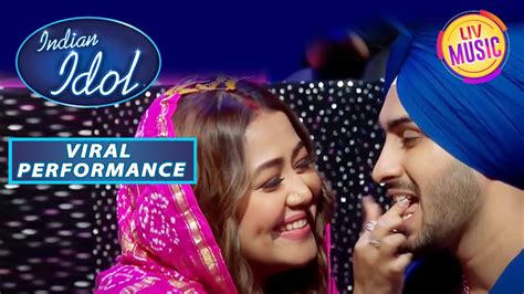 Neha Kakkar और Rohanpreet ने Stage पर किया Romance Viral