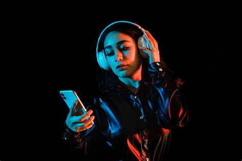 라틴 아메리카에서 컬러 네온과 검은 색 배경으로 음악을 듣는 헤드폰을 가진 라틴 젊은 여성 젊은 여자에 대한 스톡 사진 및 기타 이미지 젊은 여자 형광색의 25 29