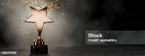 최고 성과상 보상으로 파란색 배경에 금색 별 위너스 컵 우승자 증서 컴퓨터 게임 1위 업적 승리 황금 색종이 3d 렌더링 성취에