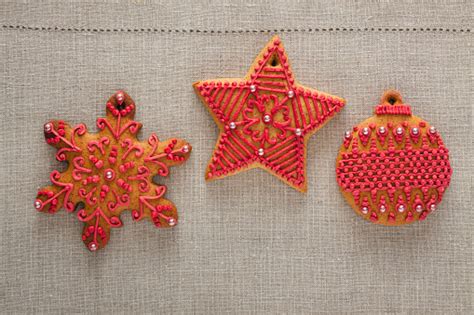 3 빨간 수제 크리스마스 진저 브레드 쿠키 는 왕실 장식으로 장식 된 린넨 테이블 천 배경에 있습니다 12월에 대한 스톡 사진 및 기타 이미지 Istock