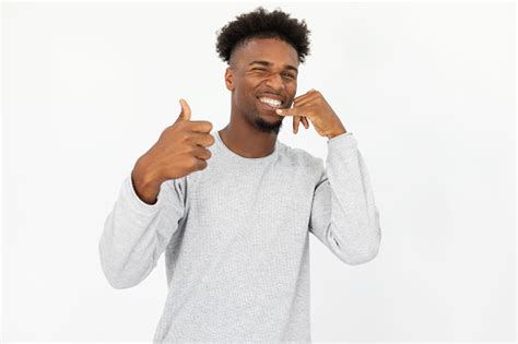 행복한 아프리카 계 미국인 남자가 전화 제스처와 엄지 손가락을 위로 만드는 엄지손가락에 대한 스톡 사진 및 기타 이미지 엄지손가락 윙크 남자 Istock