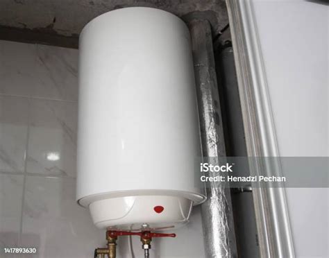보일러는 차가운 물을 가열하기 위해 욕실 벽에 매달려 있습니다 뜨거운 물을 끕니다 0명에 대한 스톡 사진 및 기타 이미지 0명 가정 생활 가정의 방 Istock