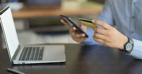 책상에서 신용 카드와 스마트폰을 들고 있는 남자 또는 사업가의 잘린 이미지 인터넷 온라인 뱅킹 개념입니다 사진