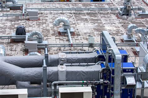 대규모 산업 현장에서 소기후 지원 시스템의 외부 인프라 공기 파이프 라인 입구 및 배기 선풍기와 에어컨 압력 습도 온도 제어 시스템 0명에 대한 스톡 사진 및 기타 이미지