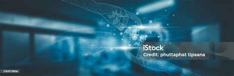 낮은 Poly 과학자 파란 손 데이터 디지털 행성 지구와 핵 원자 홀로그램을 들고 과학 및 의료 기술은 실험실 개념 3d 다각형 그림 배경에서 산업을 개발합니다 추상적인에