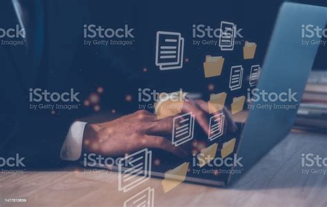 문서 관리 시스템 컴퓨터 랩톱 폴더 문서 아이콘 Erp와 기업의 지식 및 문서에서 작업하는 사업가 기업 비즈니스 기술 개념에