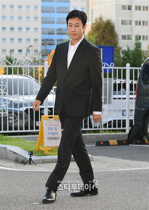 [포토] 이선균 흔들리는 발걸음 스타투데이
