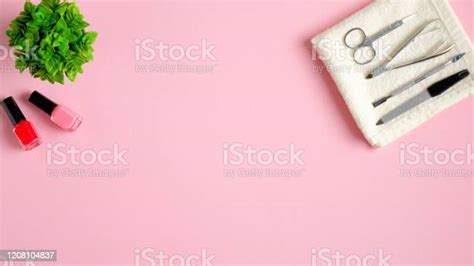 매니큐어와 페디큐어 도구네일 살롱 테이블 위에서보기 네일 스튜디오 작업 공간 개념 생활필수품에 대한 스톡 사진 및 기타 이미지 생활필수품 네일아트 손톱 Istock