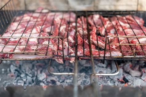 양갈비는 불을 피우고 가까이서 익혀 서 있다 양고기 갈비 구이 바베큐 바베큐 는 원래 양고기로 만든 그릴 랙에 구운 양고기용 와이어 랙 불에 전통 음식의 개념 갈비 음식에