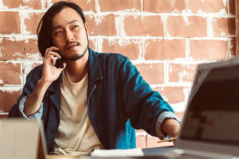 젊은 스마트 아시아 창조적 인 디자이너는 도구 노트북과 고정 물건 로프트 인테리어 스튜디오에서 새로운 프로젝트를 시작 공예에