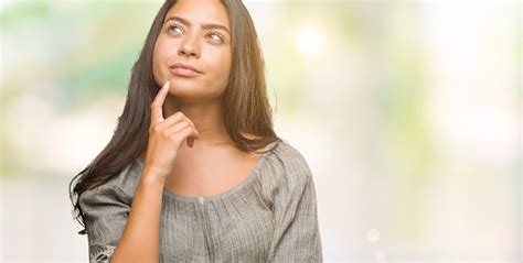 손으로 턱 질문 잠겨있는 표현에 대 한 생각에 고립 된 배경 위에 젊은 아름 다운 아랍 여자 사려깊은 얼굴 미소 의심 개념입니다 매우 기쁜에 대한 스톡 사진 및 기타 이미지