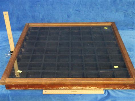 Lot TABLE DISPLAY CASE