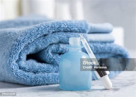 파란색 스포이드 병 근처에 피펫이 설정되어 있습니다 흰색 대리석에 파란색 접힌 수건과 화장품 클로즈업 0명에 대한 스톡 사진 및 기타 이미지 Istock