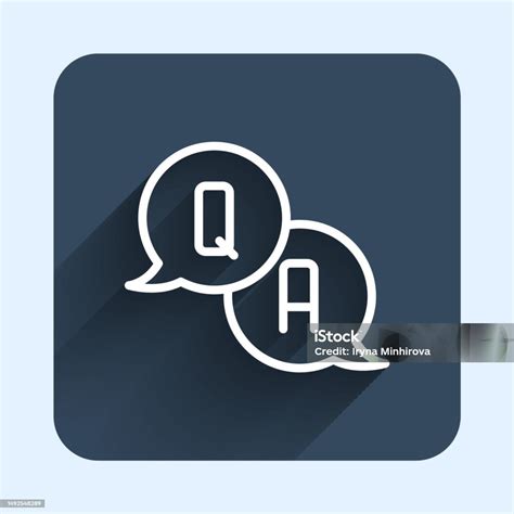 긴 그림자 배경으로 격리 된 질문 및 답변 아이콘이있는 흰색 선 음성 거품 Q 및 기호 Faq 기호 채팅 음성 거품 및 차트