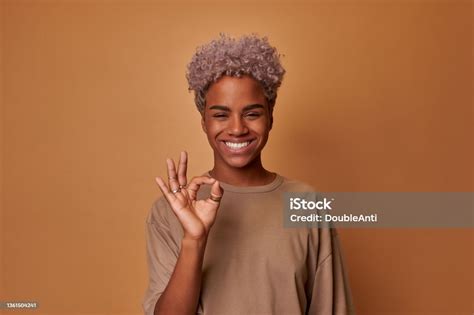 승인 확인 제스처를 보여주는 기뻐하는 젊은 아프리카 계 미국인 여성 20 29세에 대한 스톡 사진 및 기타 이미지 20 29세 갈색 교습 Istock
