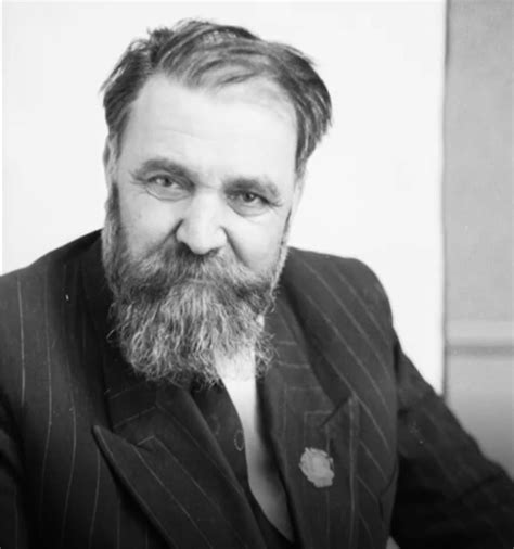 დღეები ბრუნავს კაცი რომელსაც ლიტერატურა ძლიერ უყვარდა