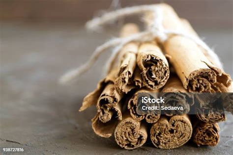 향기로운 어두운 배경에 실론 계 피 스틱 계피에 대한 스톡 사진 및 기타 이미지 계피 스리랑카 0명 Istock