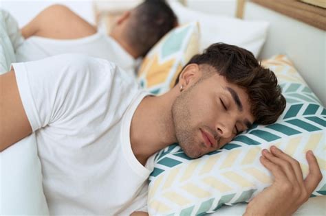 Pareja De Dos Hombres Hispanos Acostado En La Cama Durmiendo En El Dormitorio Foto Premium