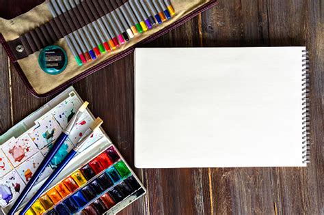 예술 작업장 연필 브러쉬 수채화 페인트 종이 및 크레용 파스텔 분필 나무 테이블에 평평한 누워 0명에 대한 스톡 사진 및 기타 이미지 Istock
