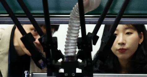 폐기물 인공지능 광학선별로봇 살펴보는 참가자들