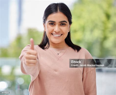 얼굴 엄지 손가락 및 미소 초상화는 지원을위한 표시가있는 집에있는 여성의 초상화입니다 행복 한 인도 여성 모델 사람은 성공 신뢰 목표 또는 좋은 직업을 위해 손을 보여주거나