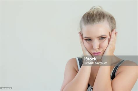그녀의 뺨을 들고 젊은 금발의 얼굴을 찡그린 여자 텍스트 공간 20 24세에 대한 스톡 사진 및 기타 이미지 20 24세 감정 건강한 생활방식 Istock